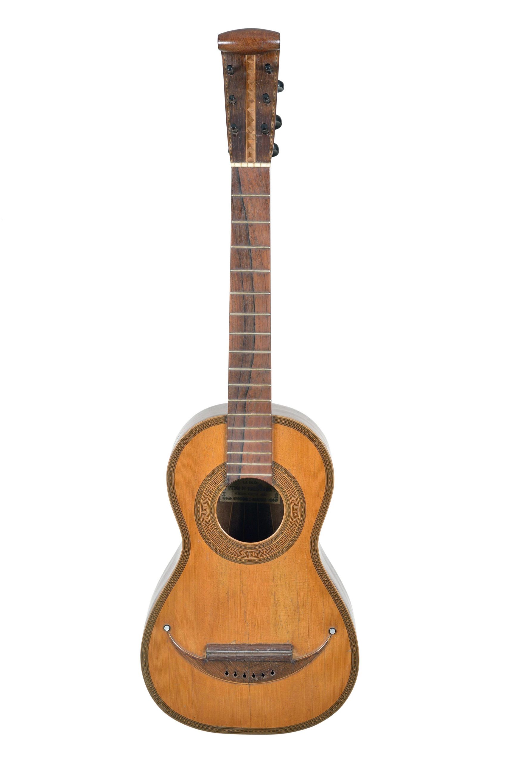 Aparece una guitarra reliquia (1882) de Antonio de Torres en un ...